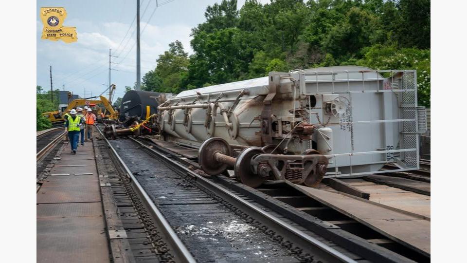 Louisiana Train Derailment Shuts Down I-110 Near Memorial Stadium in ...